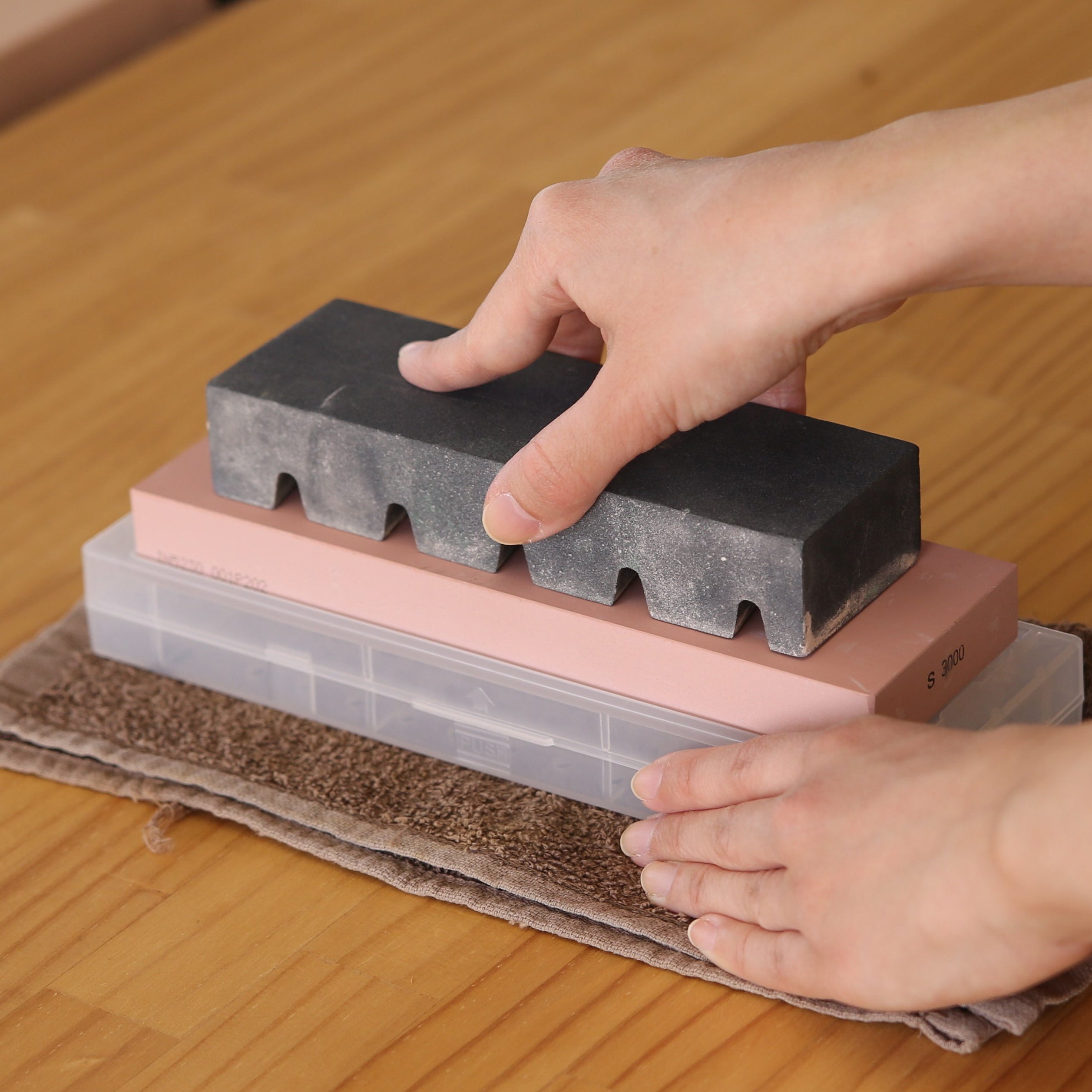 スーパー砥石[台付]10mm | 天然砥石の研ぎ感で鏡面仕上げ【ナニワ研磨工業】 – TOGIBU